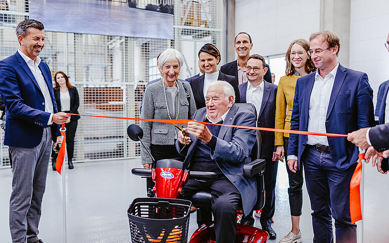 ENVELON holt Solarproduktion nach Bayern: Fassadenmodule entstehen ...